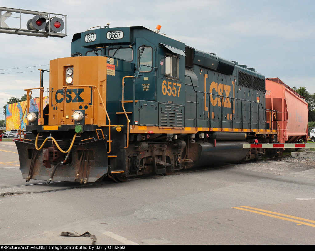 CSX 6557 coming onto Neve Spur from A Line at 7th Ave crossing